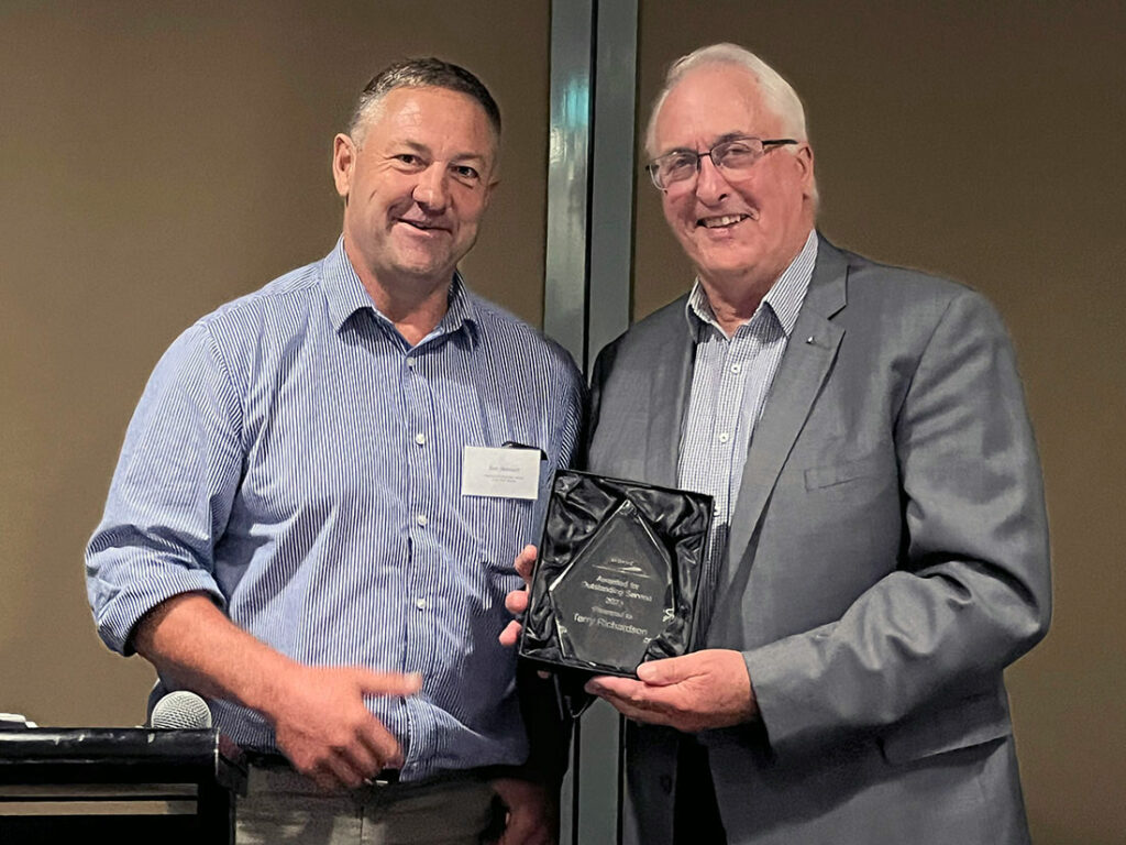 Richardson honoured with Outstanding Service Award – Australian Dairy ...